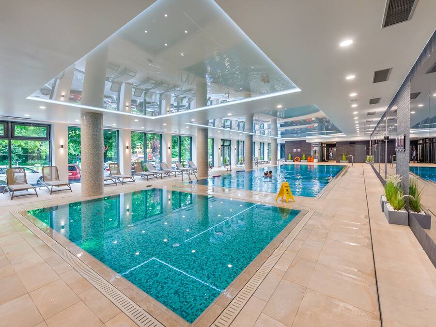 Piscina interna, piscina externa sazonal