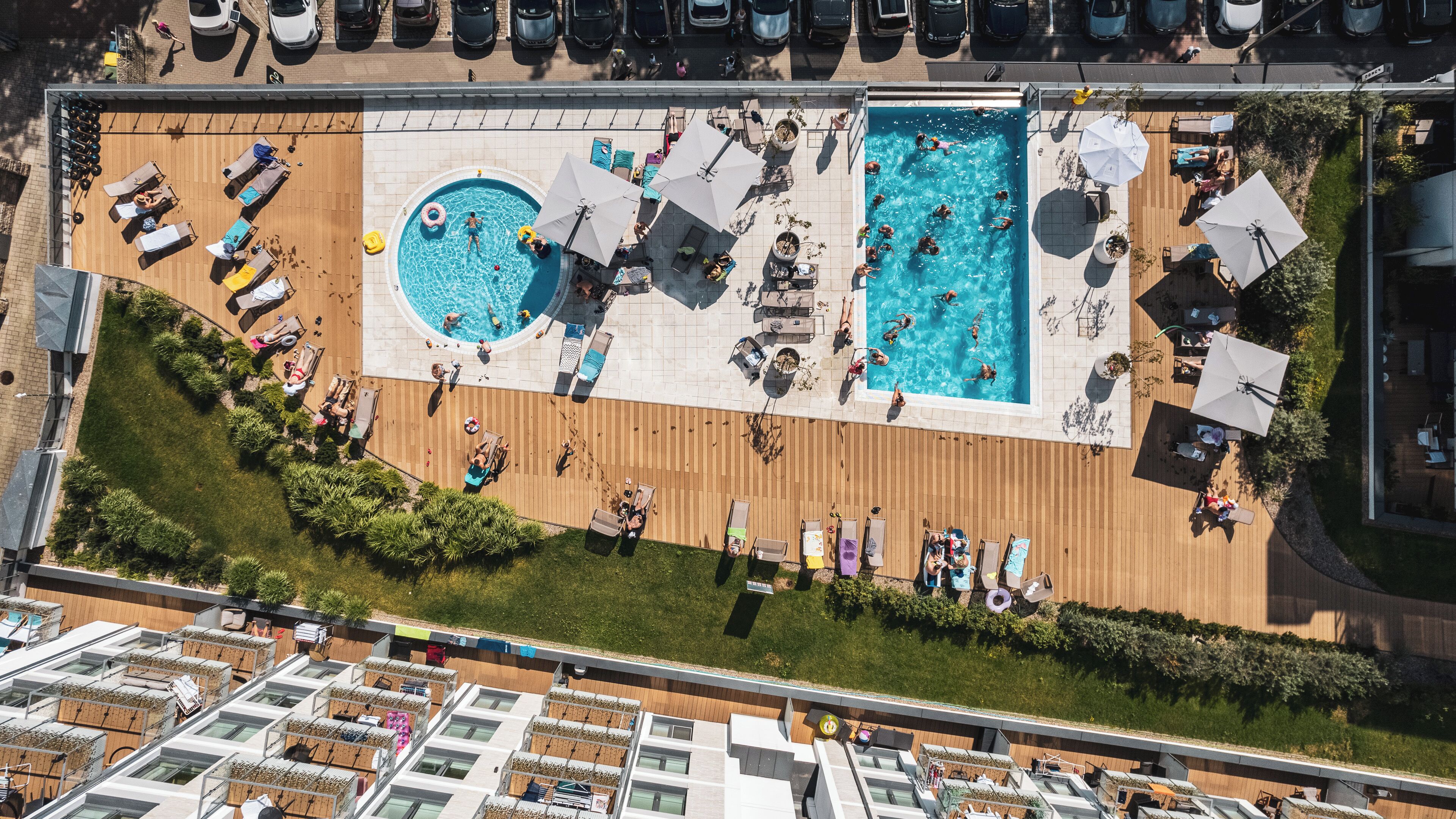 Piscina interna, piscina externa sazonal