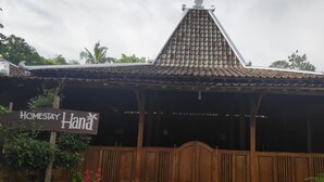 Um edifício tradicional com telhado de telhas e uma placa com a inscrição 