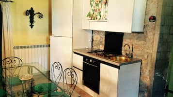 Estúdio Superior (Ortensia) | Cozinha privada | Um frigorífico, uma placa de cozinha, utensílios de cozinha