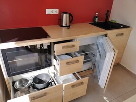 Apartamento, 1 quarto | Cozinha privada | Geladeira, micro-ondas, cooktop, chaleira elétrica