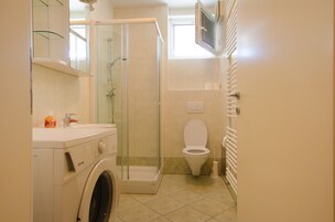 Apartamento | Banheiro | Chuveiro, toalhas de banho, sabonete, papel higiênico