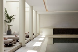 Piscina externa sazonal, guarda-sóis, espreguiçadeiras