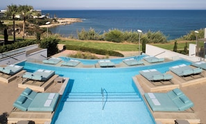 Piscina externa sazonal, guarda-sóis, espreguiçadeiras