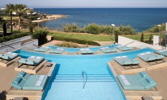 Piscina externa sazonal, guarda-sóis, espreguiçadeiras