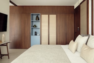 Luxury Suite Inland View | Cofres nos quartos, escrivaninha, quartos à prova de som