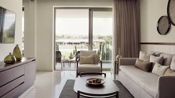 Luxury Suite Inland View | Cofres nos quartos, escrivaninha, quartos à prova de som
