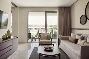 Luxury Suite Inland View | Cofres nos quartos, escrivaninha, quartos à prova de som