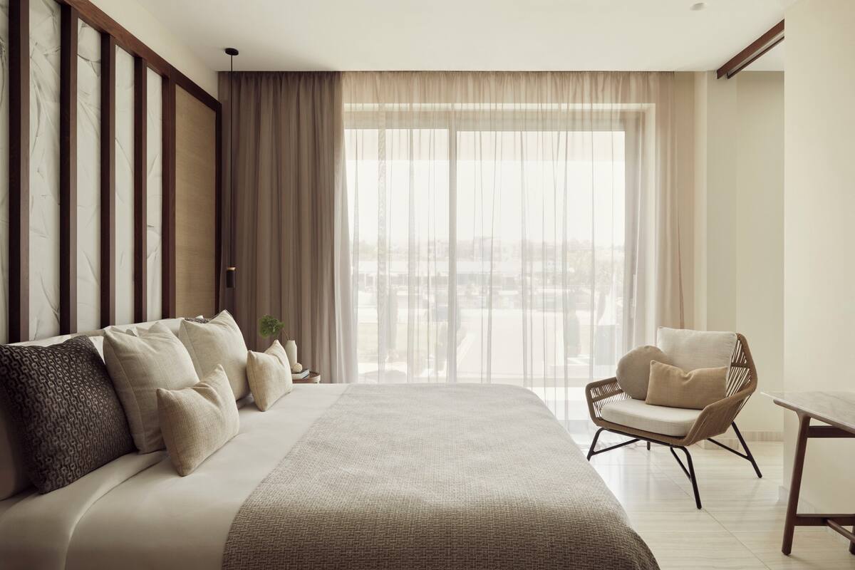 Luxury Suite Inland View | Cofres nos quartos, escrivaninha, quartos à prova de som