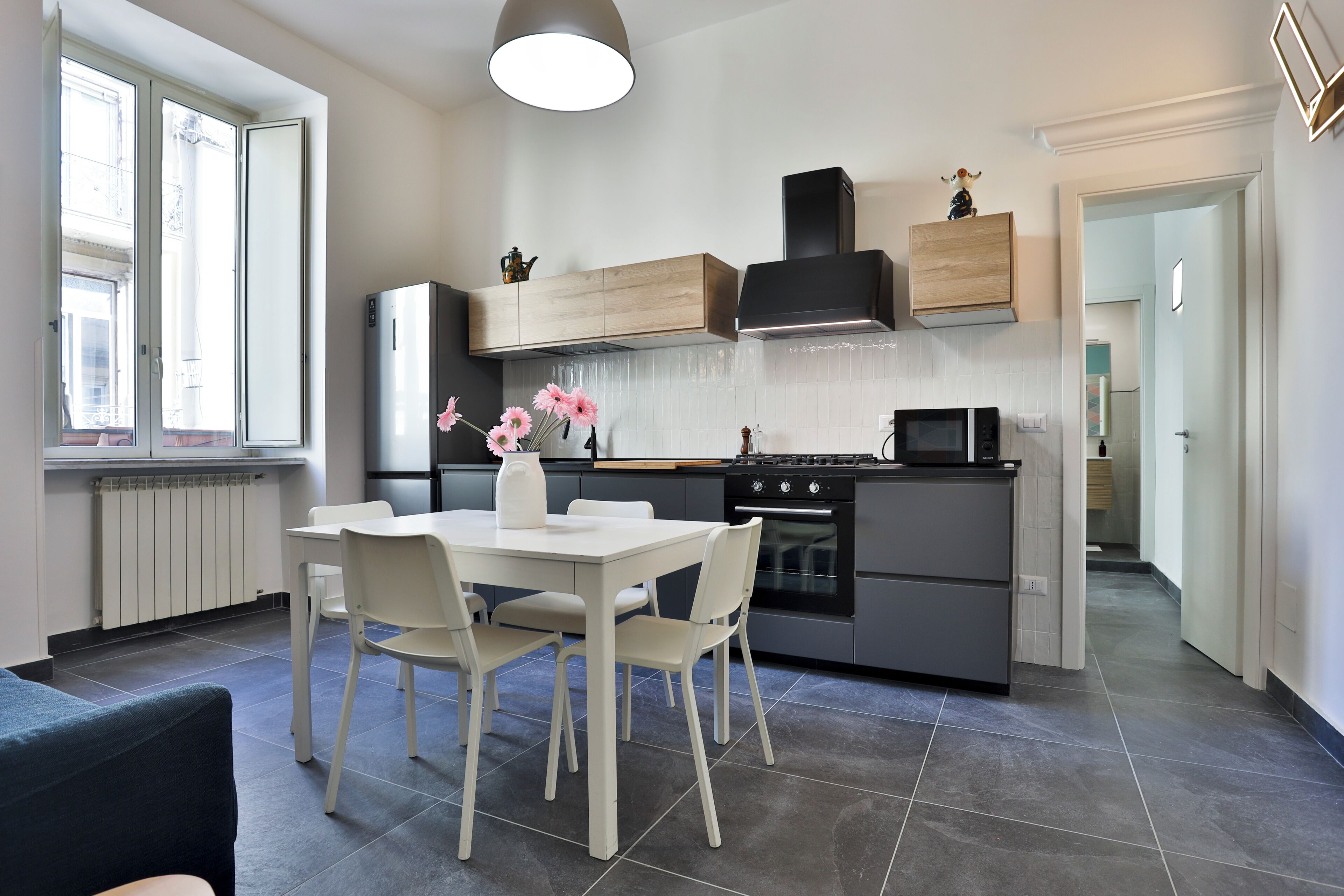 Apartamento, 2 quartos | Cozinha privada | Um frigorífico/congelador grande, um micro-ondas, um forno 