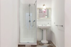 Apartamento, 1 quarto | Casa de banho | Um polibã, um chuveiro fixo, um secador de cabelo, um bidé 