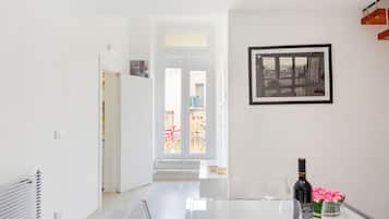 Apartamento, 1 quarto | Refeições no quarto