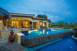 Piscina exterior, uma piscina transbordante 