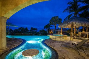 Piscina exterior, uma piscina transbordante 