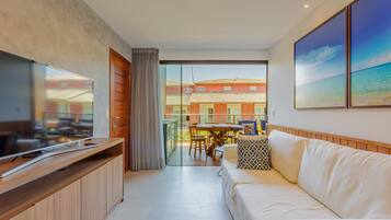 Apartamento Básico | Sala | Televisor de 32 polegadas com canais via satélite