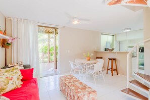 Bungalow, 3 quartos | Sala de estar | Televisor 