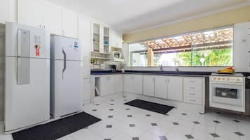 Casa, 4 quartos | Cozinha privada | Geladeira, micro-ondas, fogão, cooktop