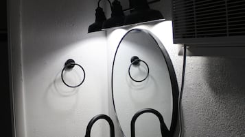 Quarto casal básico | Individualmente decorados, individualmente mobiliados, escrivaninha