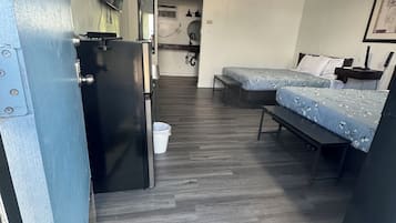 Quarto casal básico | Individualmente decorados, individualmente mobiliados, escrivaninha