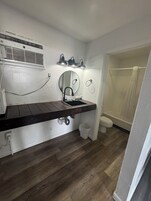 Quarto Duplo Básico | Com decoração personalizada, com mobília individualizada, secretária