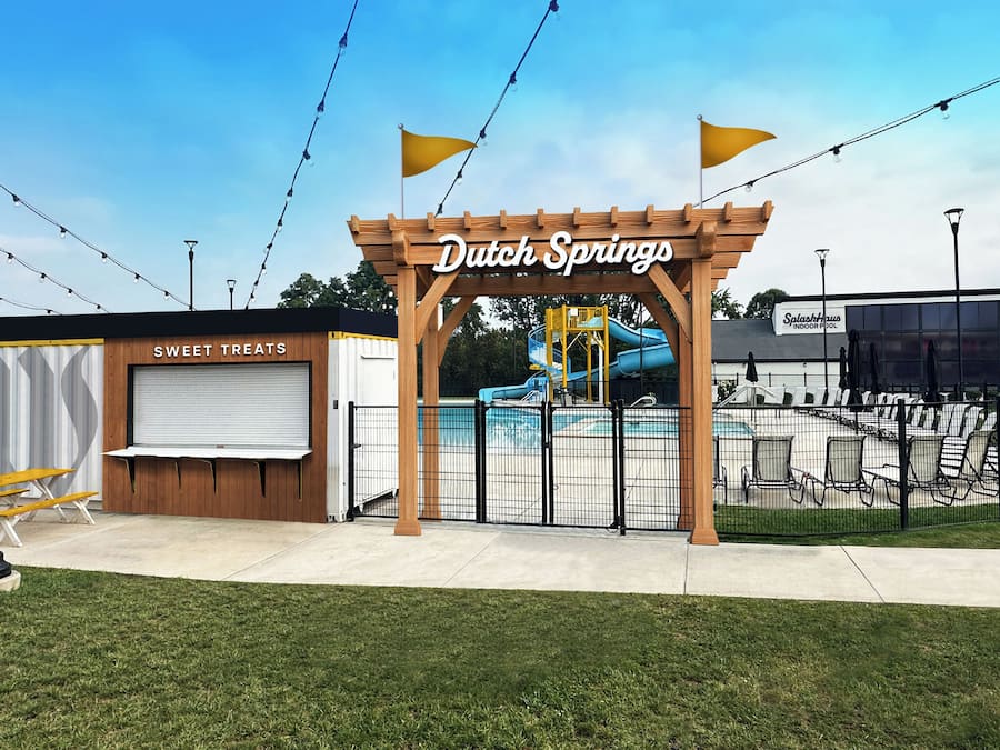 Piscina interior, piscina exterior sazonal, toldos (sobretaxa)