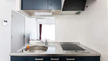 Apartamento | Cozinha privada | Um frigorífico, um micro-ondas, uma placa de cozinha