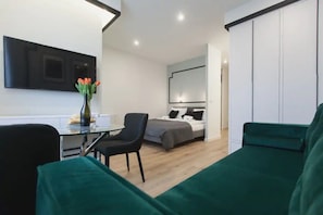 Apartamento Clássico | Sala de estar | Televisor de ecrã plano de 40 polegadas com canais por cabo, televisor