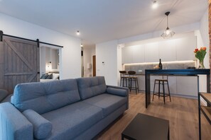 Apartamento Comfort | Sala | Televisor de ecrã plano de 40 polegadas com canais por cabo, televisor