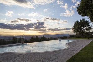 Piscina exterior, espreguiçadeiras 