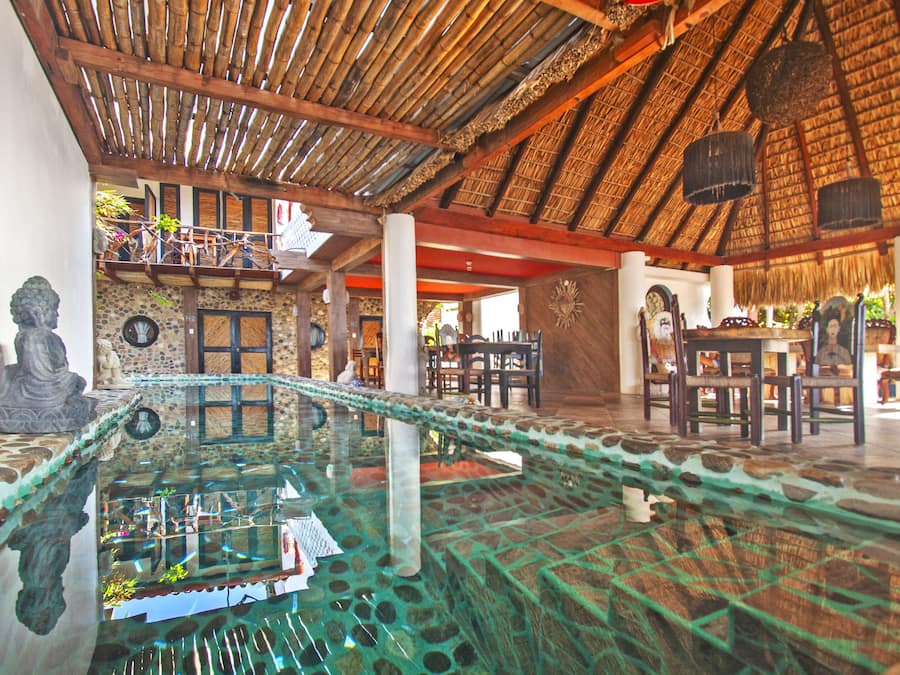 Piscina externa, funciona das 8h às 21h, guarda-sóis, espreguiçadeiras