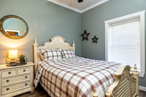 Classic Gatlinburg Cabin In Ideal Location! 3 Bedroom, Hot Tub, Pool Table - Gatlinburg, TN