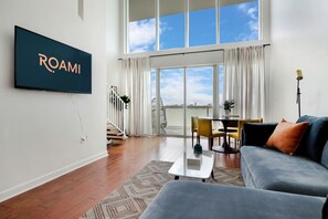 Apartamento em Condomínio Fechado, 2 quartos | Sala de estar | Smart TV de 50 de polegadas com canais por cabo, televisor, Netflix 