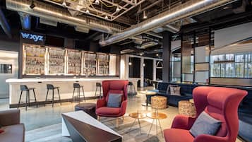 Este bar no lobby do hotel
