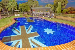 Piscina exterior, da(s) 8:00 à(s) 21:00, guarda-sóis, espreguiçadeiras 