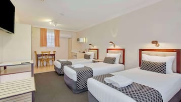 Quarto, 3 camas de solteiro | Ferros/tábuas de passar roupa, berço de viagem
