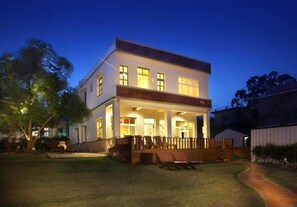 Fachada do alojamento (tarde/noite)