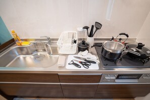 Geladeira, micro-ondas, fogão, cooktop