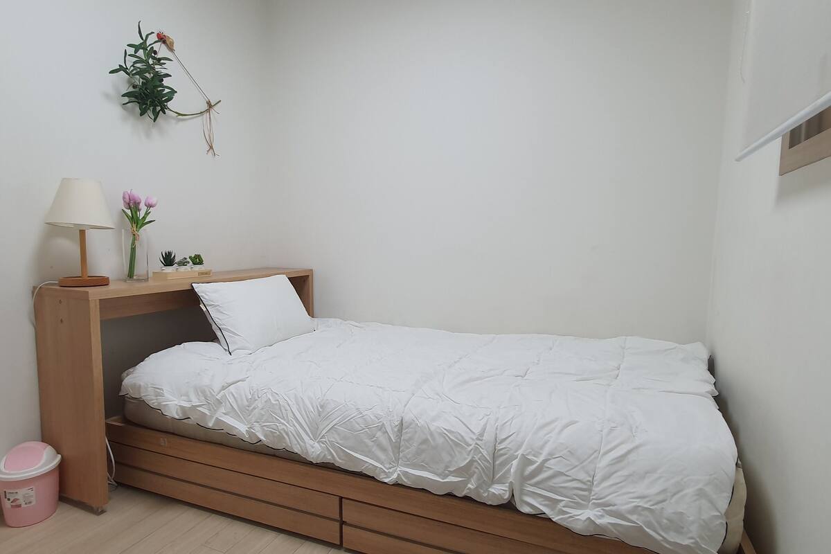 Quarto solteiro | Individualmente decorados, individualmente mobiliados, escrivaninha