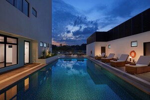 Piscina exterior, da(s) 6:00 à(s) 22:00, espreguiçadeiras 