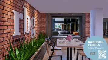 Pequenos-almoços servidos, com espaço para refeições ao ar livre 