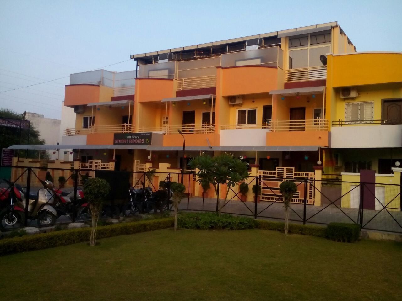 Um edifício de vários andares com uma placa indicando "SMART INDOOR 3".
