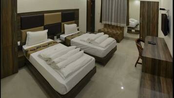 Quarto luxo | Roupas de cama premium, cofres nos quartos, escrivaninha