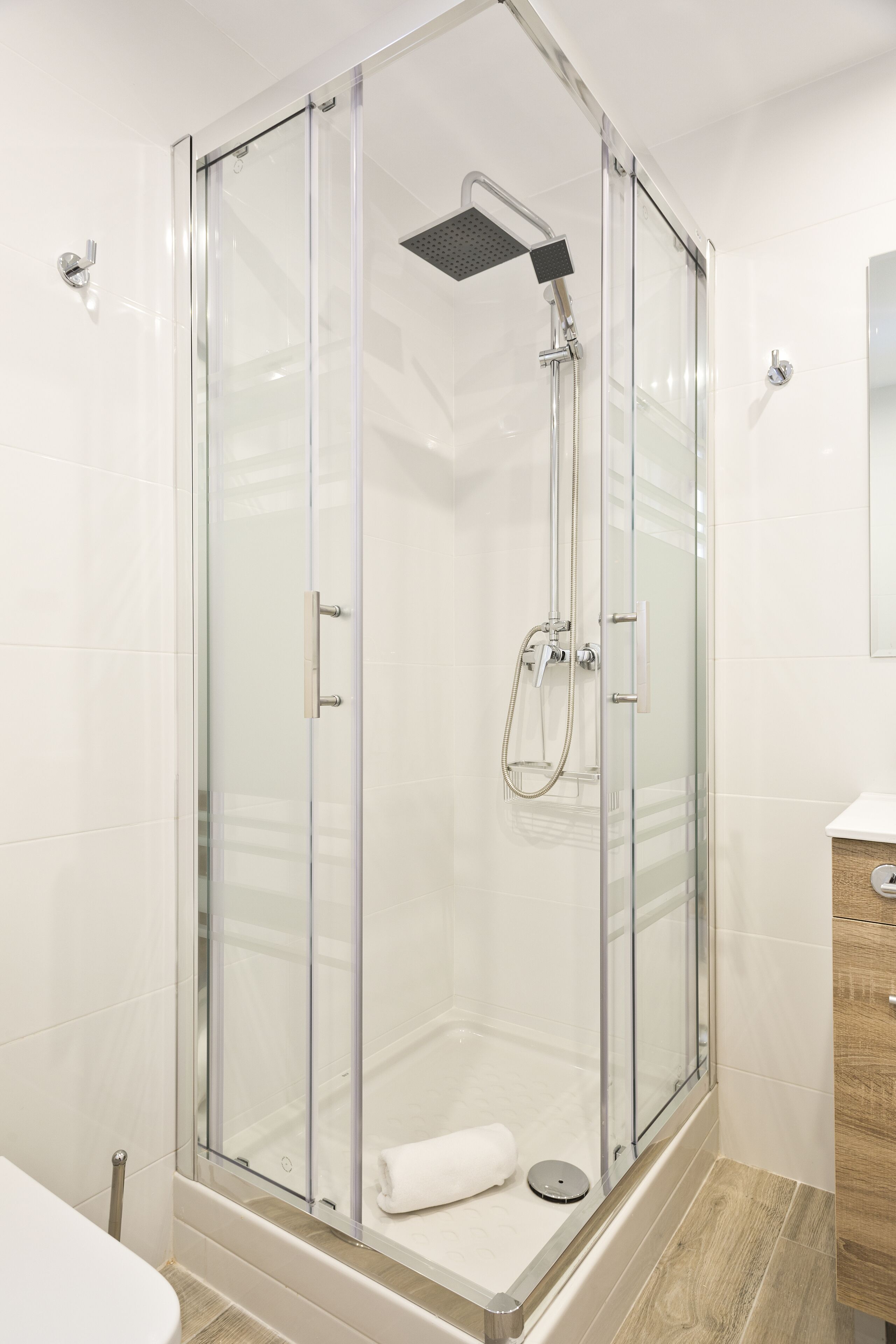 Um polibã, um secador de cabelo, toalhas fornecidas, sabão 