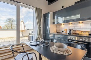 Apartamento Deluxe | Cozinha privada | Um forno, uma placa de cozinha, uma máquina de café expresso