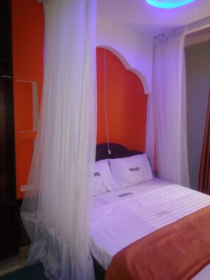 Quarto Duplo | Secretária, Wi-fi grátis, roupa de cama fornecida