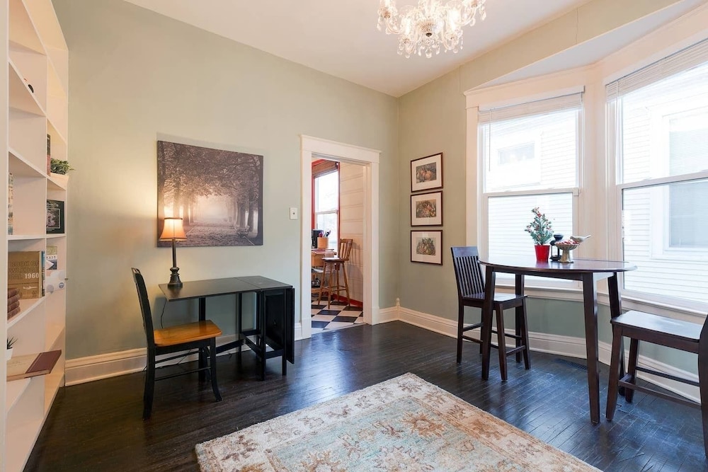 Best Bungalow Near Nelson Gallery & Plaza Lights - 