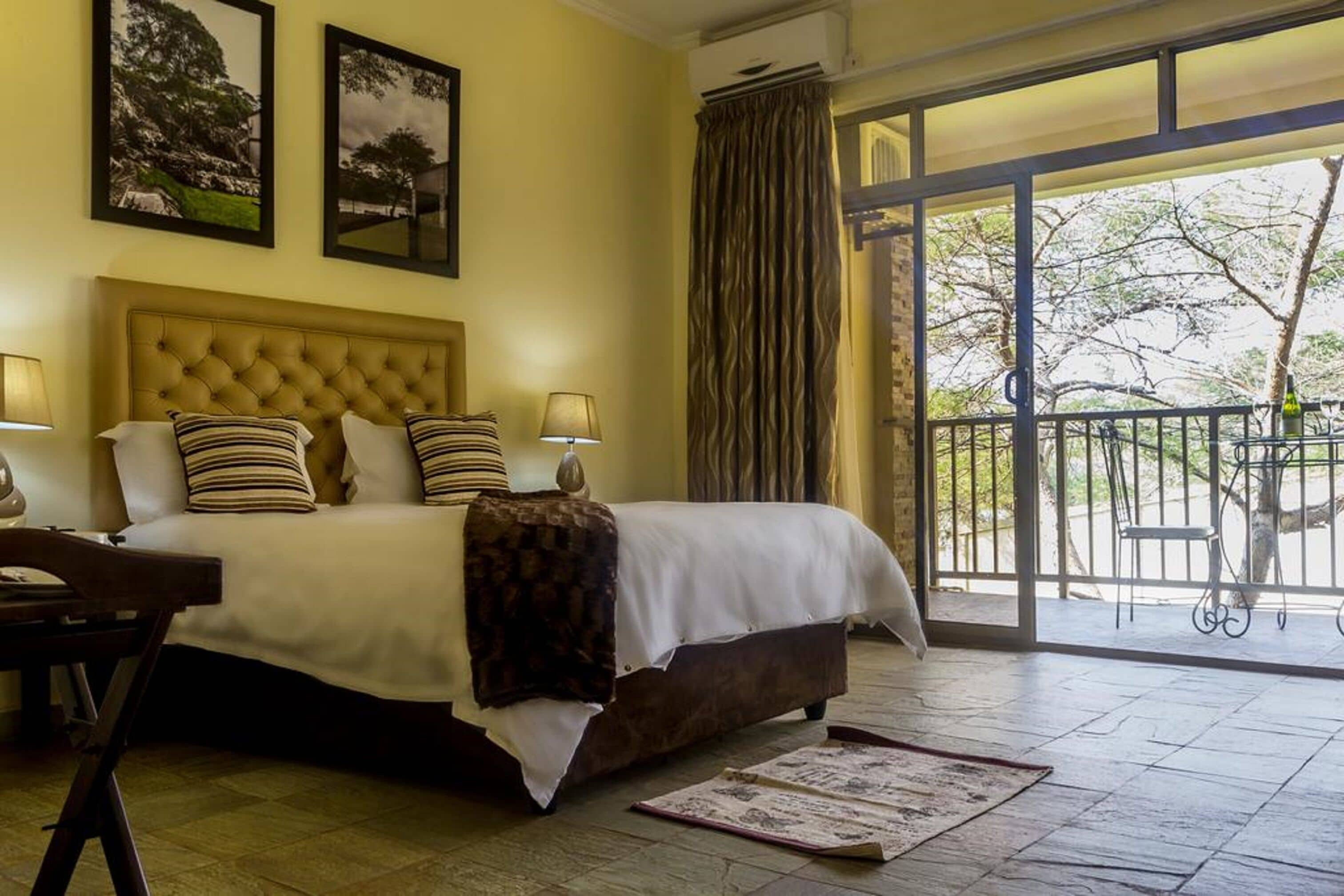 Quarto casal luxo | Frigobar, escrivaninha, ferros/tábuas de passar roupa, Wi-Fi de cortesia