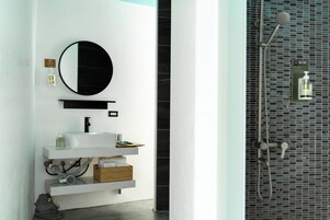 Quarto Duplo Deluxe | Casa de banho | Banheira de água mineral, um chuveiro fixo 