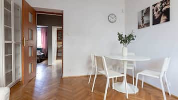 Apartamento Superior | Cozinha privada | Um frigorífico, um micro-ondas, um forno, uma placa de cozinha