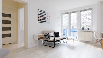 Apartamento superior | Sala de estar | TV de tela plana 30 polegadas com canais a cabo, TV